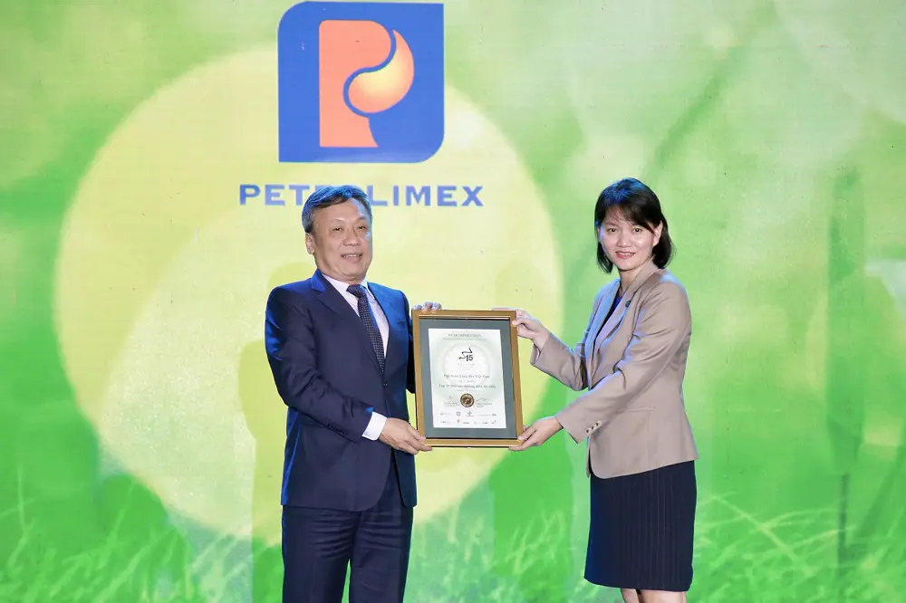 Petrolimex honoured among the top 10 listed companies with best annual ...